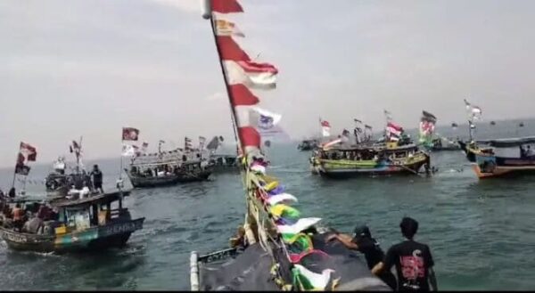 Larung Sesaji Gema Nadran Nelayan Pesisir Desa Surya Bahari, Kades ...